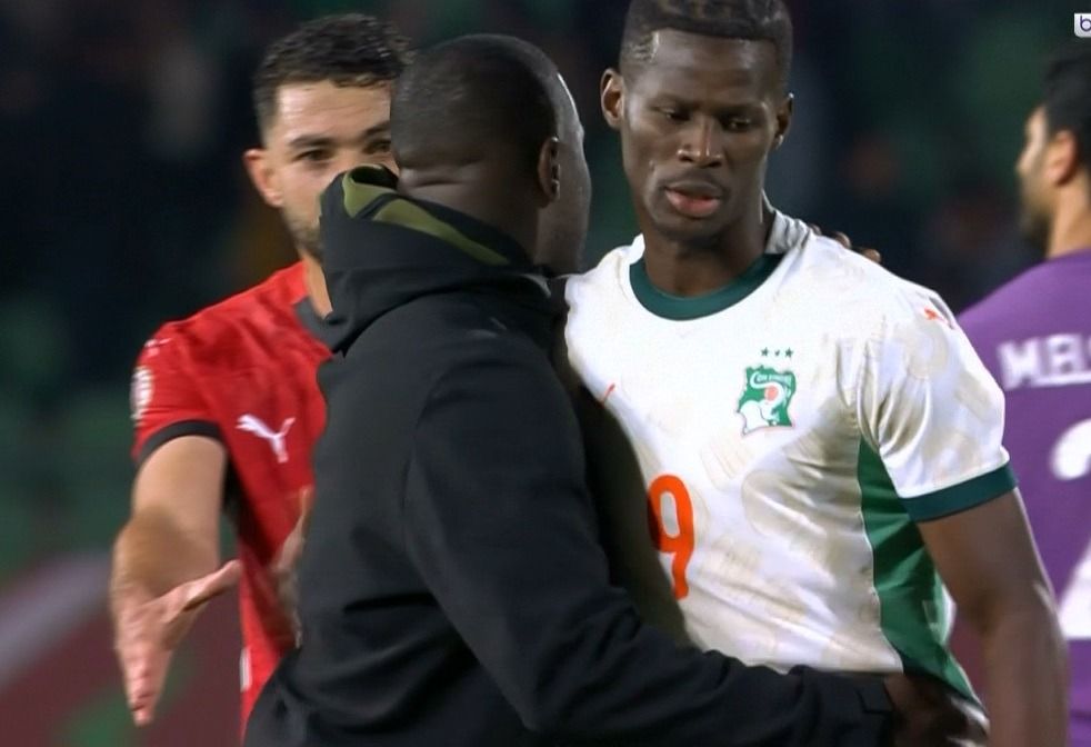 بالصور.. سلوك غير رياضي من مدرب الأفيال بعد ثلاثية مصر