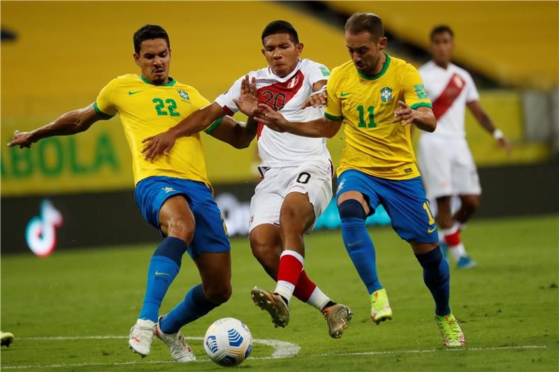 دفاع البرازيل يكتب التاريخ في تصفيات المونديال | كووورة