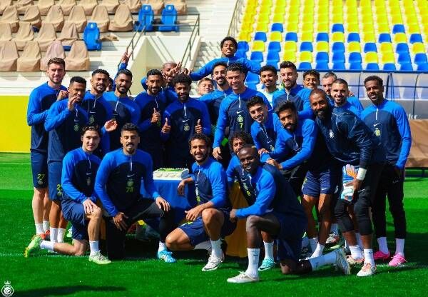 بالصور: بعد رونالدو.. نجوم النصر يحتفلون مع نجم جديد | كووورة
