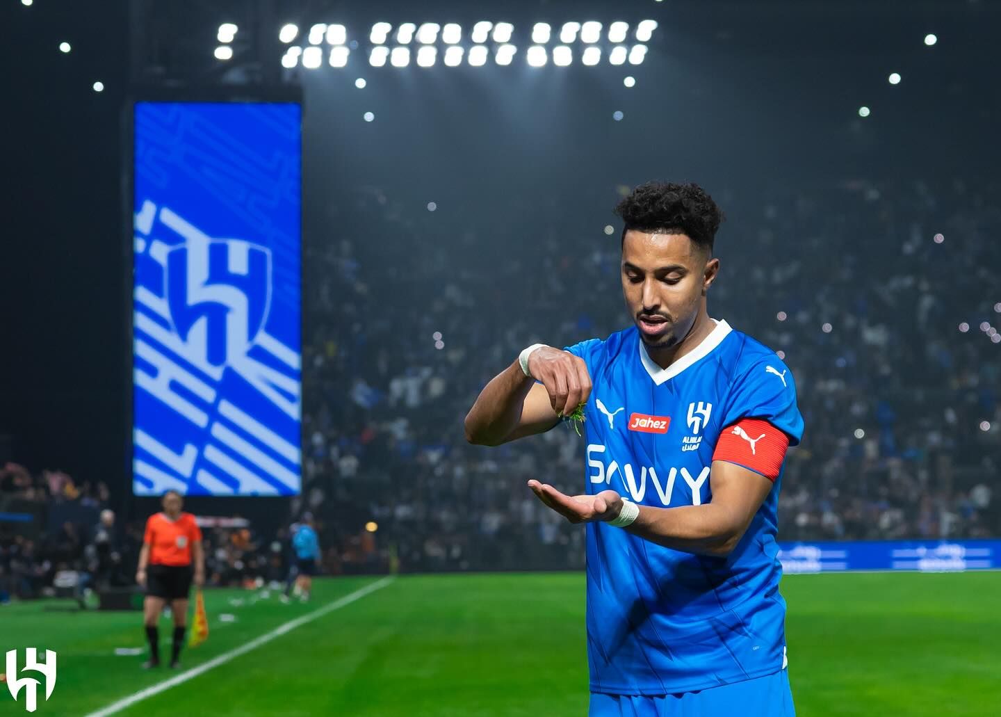 بالصور.. الدوسري يرد على مطالبات الاعتزال باحتفال مثير | كووورة