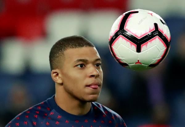 مبابي.. مشجع على مقاعد بدلاء سان جيرمان | كووورة