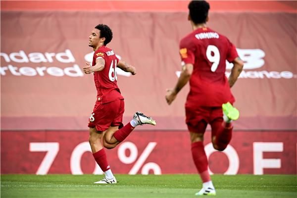 أرنولد يستمتع بمقارنته مع بيكهام | كووورة