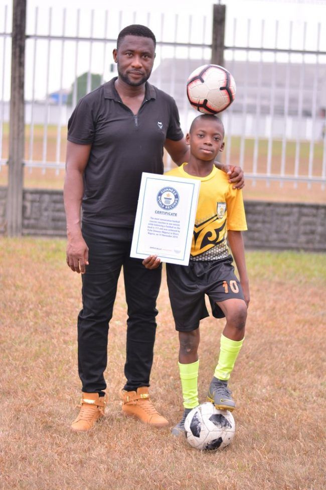 موهوب نيجيري يقتحم موسوعة جينيس لمهاراته الفائقة | كووورة